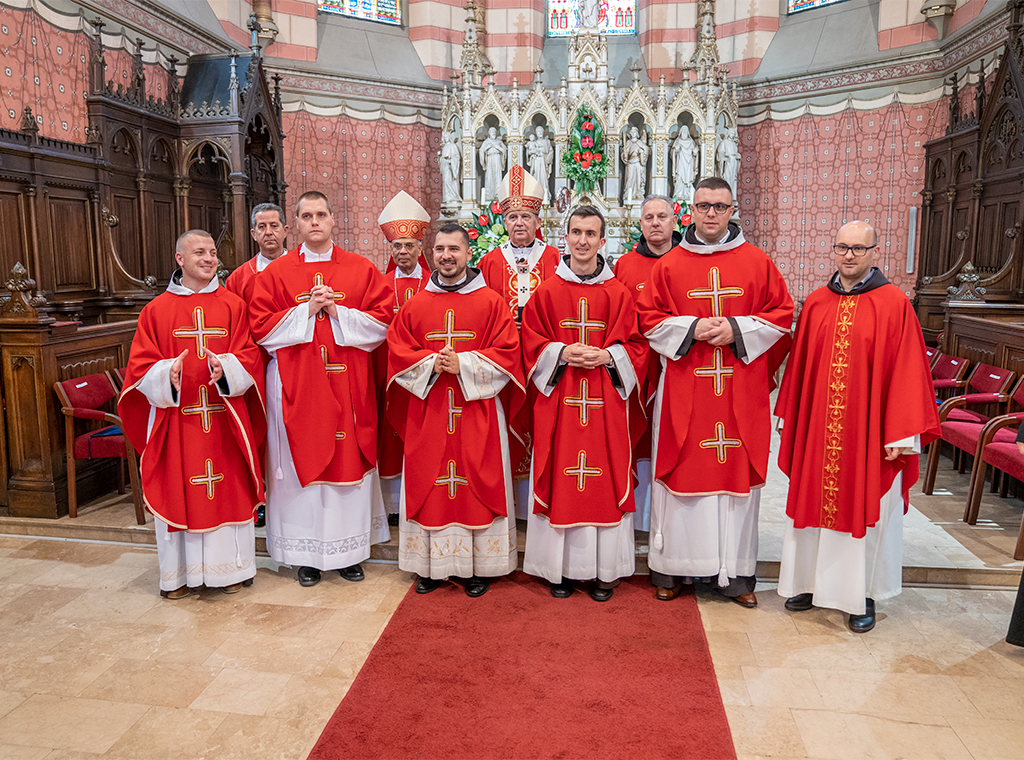 Archbishop Vukšić ordained five priests | Katolički tjednik