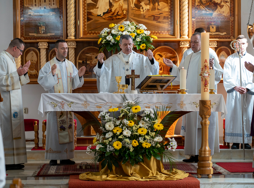 Nadbiskup Vukšić podijelio sv. krizmu na Stupu | Katolički tjednik