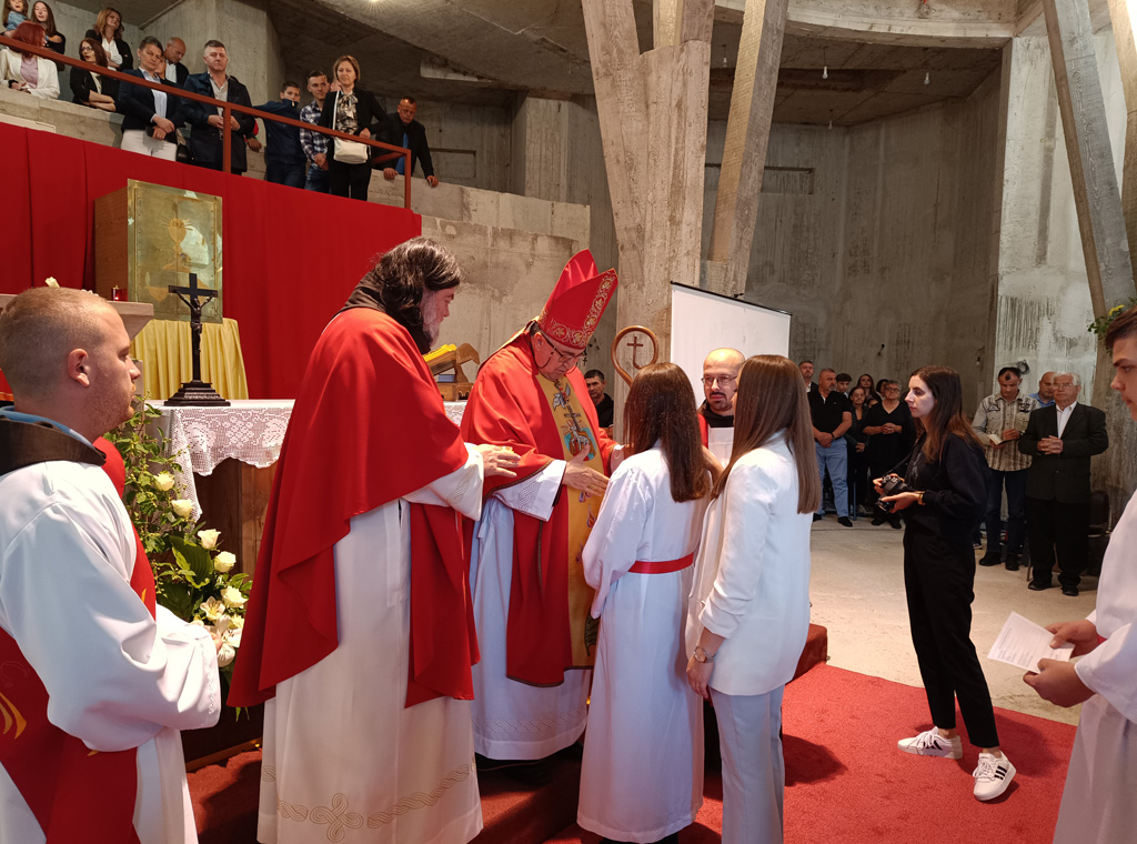 Krizma u župi Podmilačje | Katolički tjednik