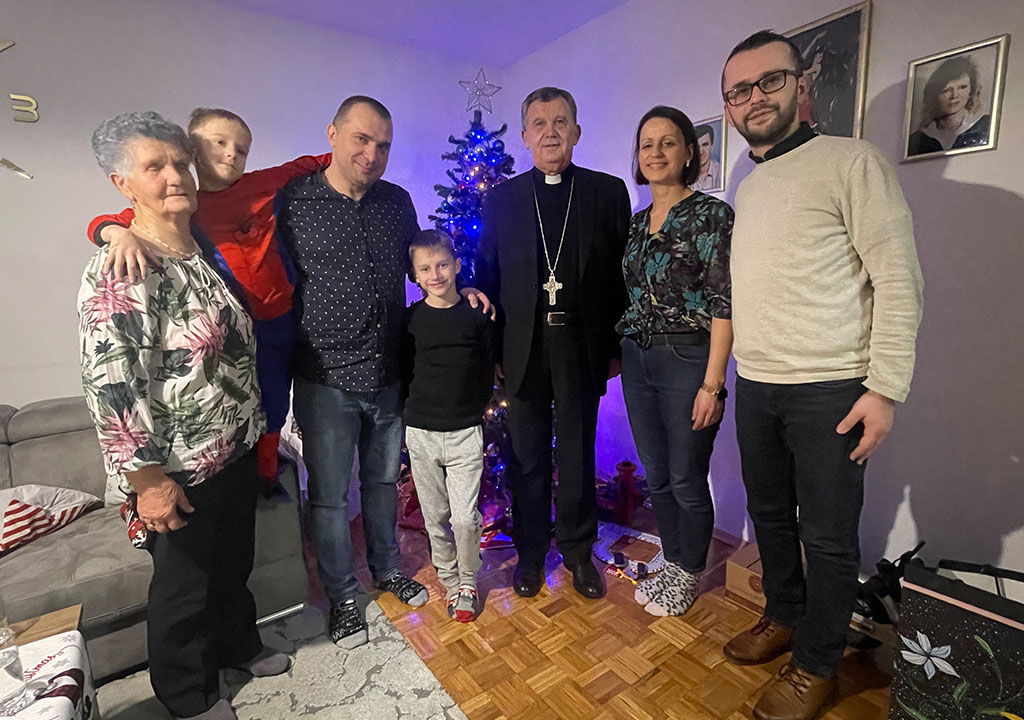 Nadbiskup Vukšić na božićnom blagoslovu kod obitelji Buzuk | Katolički ...