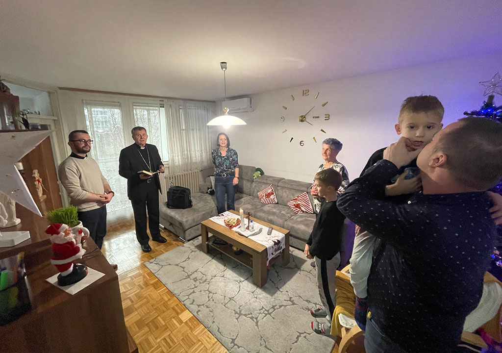 Nadbiskup Vukšić na božićnom blagoslovu kod obitelji Buzuk | Katolički ...