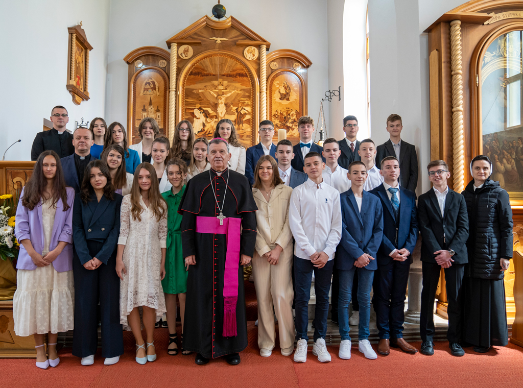 Nadbiskup Vukšić podijelio sv. krizmu na Stupu | Katolički tjednik