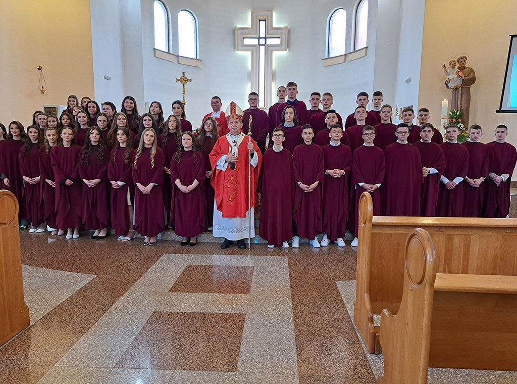 Podjela sv. krizme u Žepču | Katolički tjednik